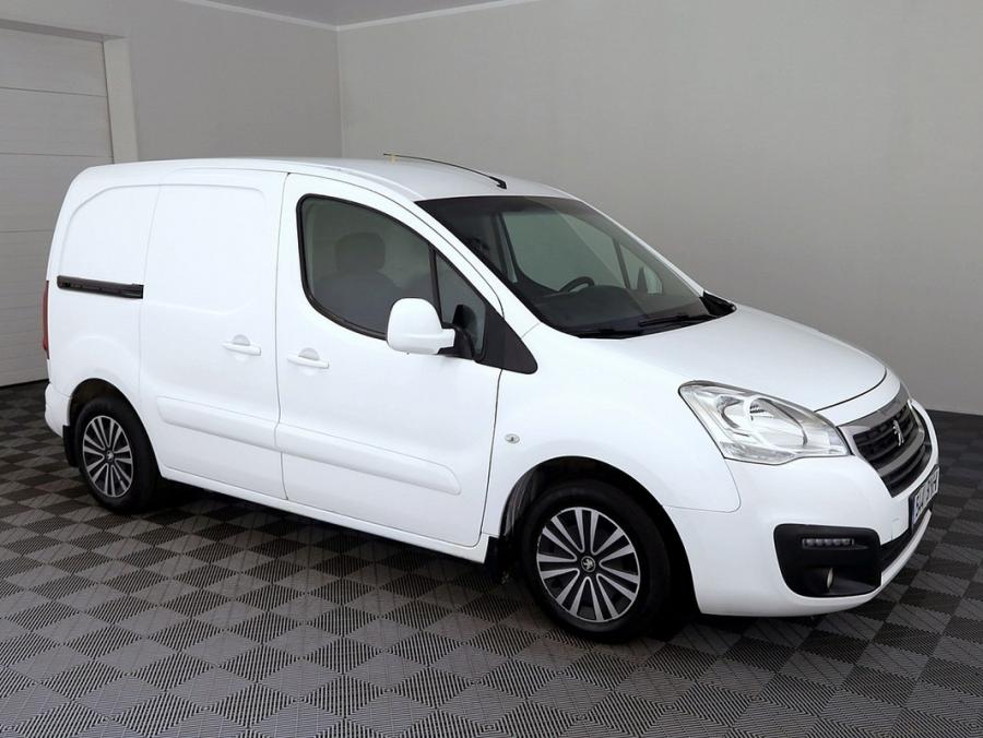 White Peugeot Partner 2018 in Tallinn, with an engine capacity of 1.60 L and mileage of 267 thousand km for 3399 €, photo 10 on AUTOMOTO.COM.LV