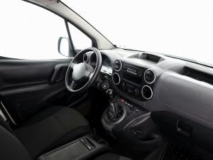 White Peugeot Partner 2018 in Tallinn, with an engine capacity of 1.60 L and mileage of 267 thousand km for 3399 €, photo 14 on AUTOMOTO.COM.LV