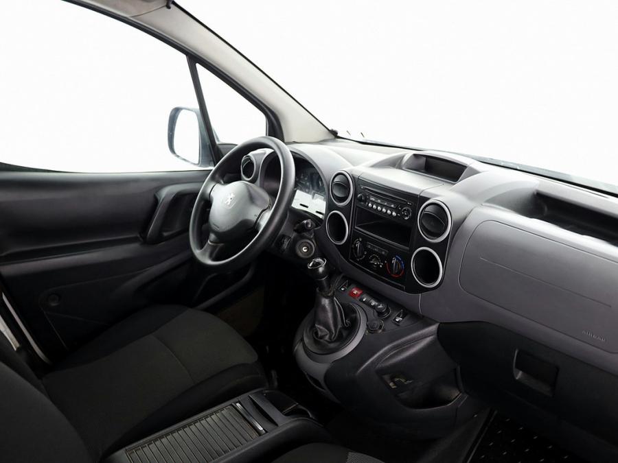 White Peugeot Partner 2018 in Tallinn, with an engine capacity of 1.60 L and mileage of 267 thousand km for 3399 €, photo 14 on AUTOMOTO.COM.LV
