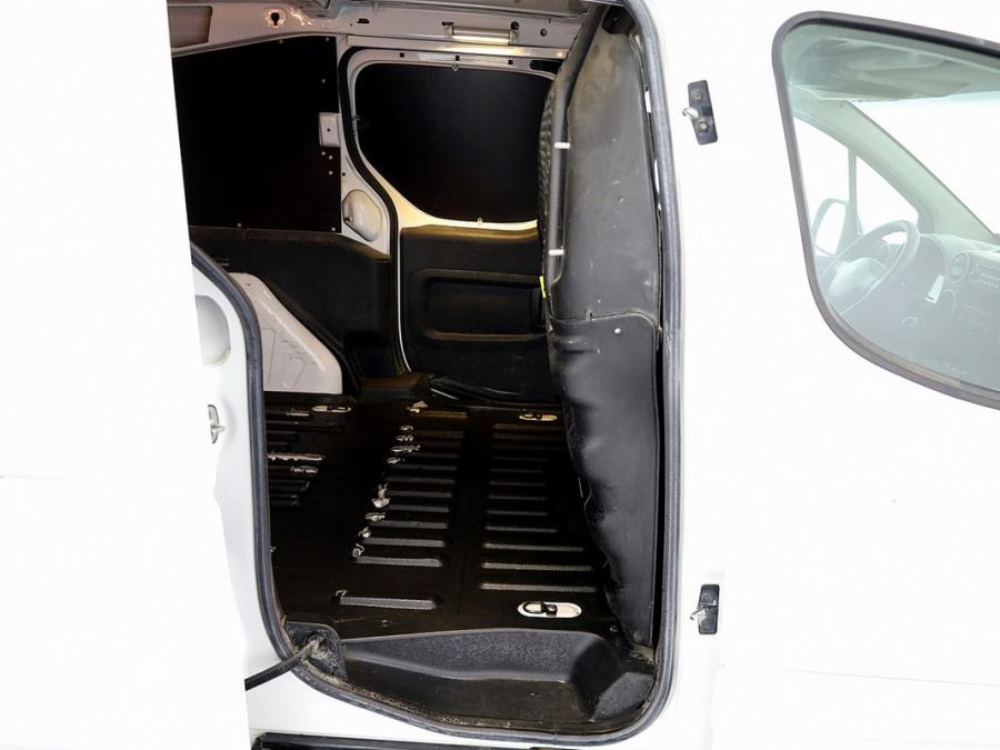 White Peugeot Partner 2018 in Tallinn, with an engine capacity of 1.60 L and mileage of 267 thousand km for 3399 €, photo 16 on AUTOMOTO.COM.LV