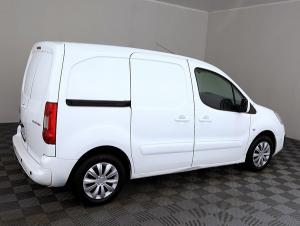 White Peugeot Partner 2018 in Tallinn, with an engine capacity of 1.60 L and mileage of 279 thousand km for 2799 €, photo 4 on AUTOMOTO.COM.LV