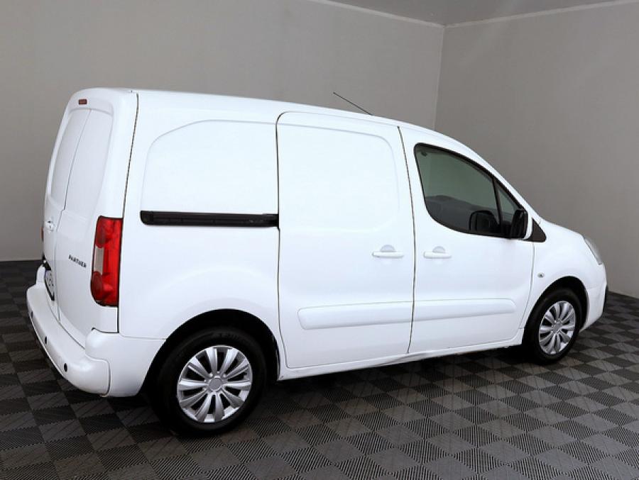 White Peugeot Partner 2018 in Tallinn, with an engine capacity of 1.60 L and mileage of 279 thousand km for 2799 €, photo 4 on AUTOMOTO.COM.LV