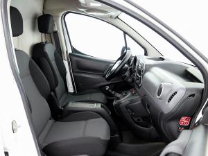 White Peugeot Partner 2018 in Tallinn, with an engine capacity of 1.60 L and mileage of 279 thousand km for 2799 €, photo 7 on AUTOMOTO.COM.LV