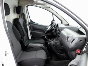 White Peugeot Partner 2018 in Tallinn, with an engine capacity of 1.60 L and mileage of 279 thousand km for 2799 €, photo 16 on AUTOMOTO.COM.LV