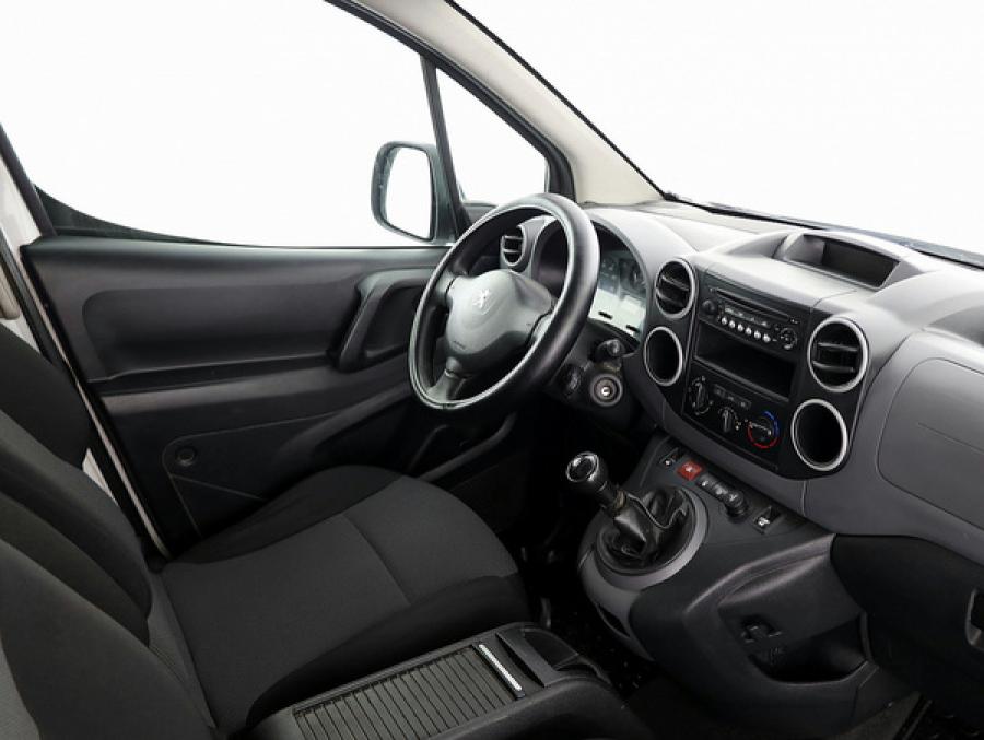 White Peugeot Partner 2018 in Tallinn, with an engine capacity of 1.60 L and mileage of 268 thousand km for 2999 €, photo 6 on AUTOMOTO.COM.LV