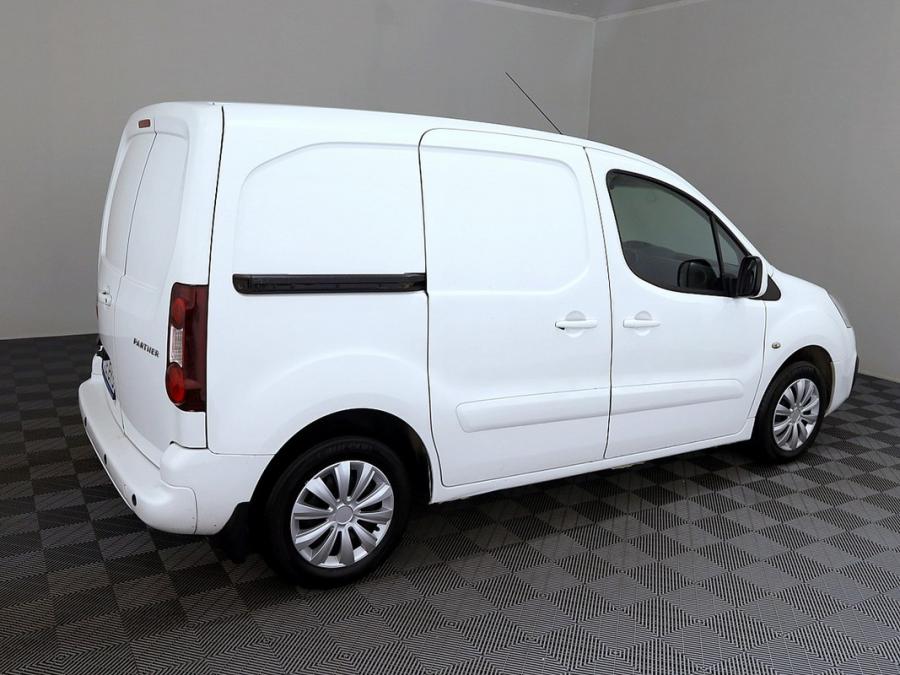White Peugeot Partner 2018 in Tallinn, with an engine capacity of 1.60 L and mileage of 268 thousand km for 2999 €, photo 12 on AUTOMOTO.COM.LV