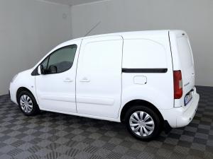White Peugeot Partner 2018 in Tallinn, with an engine capacity of 1.60 L and mileage of 268 thousand km for 2999 €, photo 13 on AUTOMOTO.COM.LV