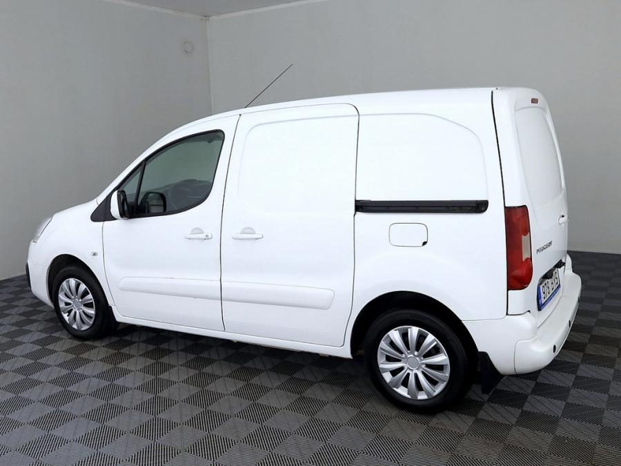 White Peugeot Partner 2018 in Tallinn, with an engine capacity of 1.60 L and mileage of 268 thousand km for 2999 €, photo 13 on AUTOMOTO.COM.LV