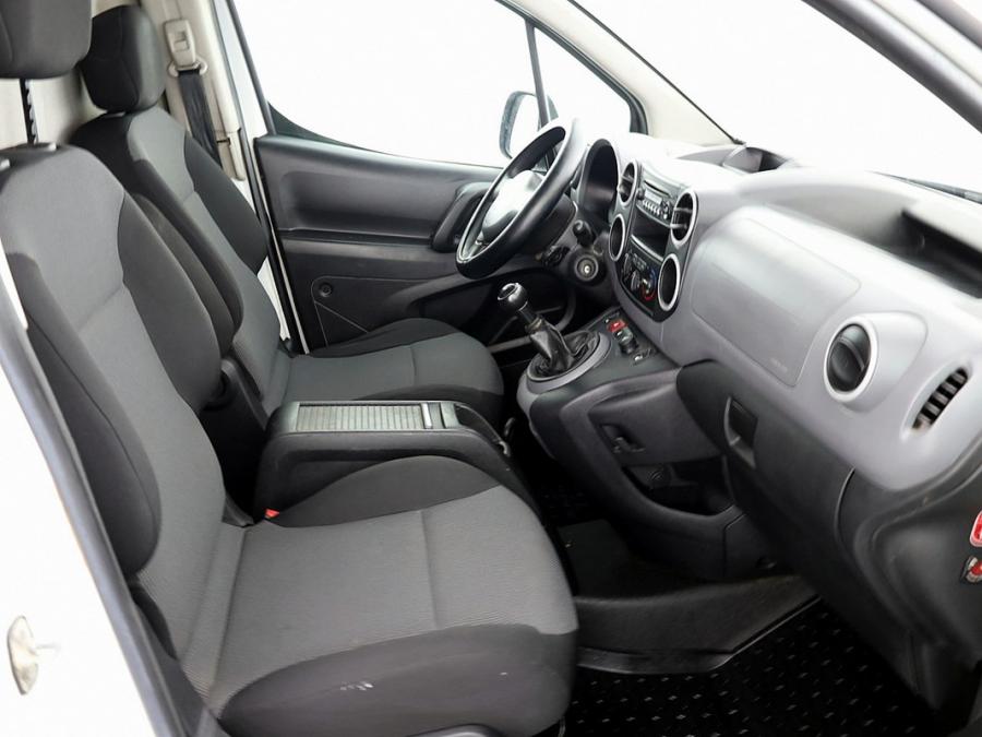 White Peugeot Partner 2018 in Tallinn, with an engine capacity of 1.60 L and mileage of 268 thousand km for 2999 €, photo 15 on AUTOMOTO.COM.LV
