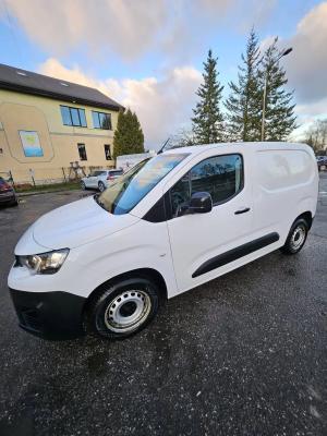 White Peugeot Partner 2020 in Riga, with an engine capacity of 1.50 L and mileage of 79 thousand km for 8500 €, photo 3 on AUTOMOTO.COM.LV