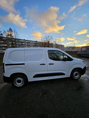 White Peugeot Partner 2020 in Riga, with an engine capacity of 1.50 L and mileage of 79 thousand km for 8500 €, photo 4 on AUTOMOTO.COM.LV