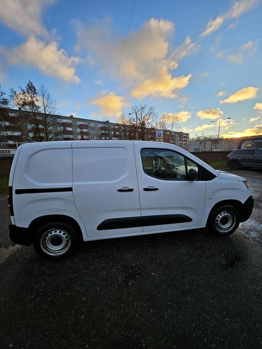 White Peugeot Partner 2020 in Riga, with an engine capacity of 1.50 L and mileage of 79 thousand km for 8500 €, photo 4 on AUTOMOTO.COM.LV