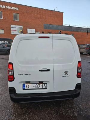 White Peugeot Partner 2020 in Riga, with an engine capacity of 1.50 L and mileage of 79 thousand km for 8500 €, photo 5 on AUTOMOTO.COM.LV