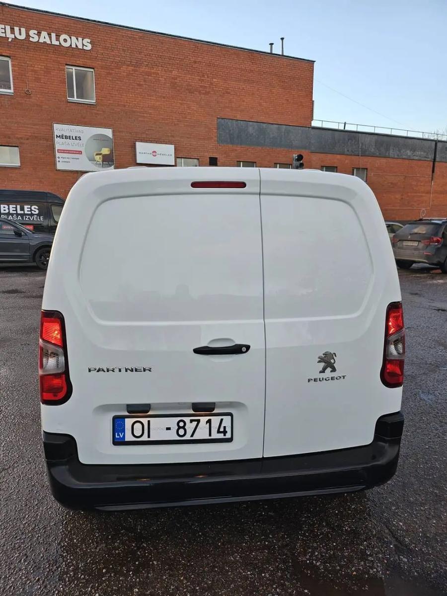 White Peugeot Partner 2020 in Riga, with an engine capacity of 1.50 L and mileage of 79 thousand km for 8500 €, photo 5 on AUTOMOTO.COM.LV