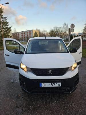 White Peugeot Partner 2020 in Riga, with an engine capacity of 1.50 L and mileage of 79 thousand km for 8500 €, photo 6 on AUTOMOTO.COM.LV