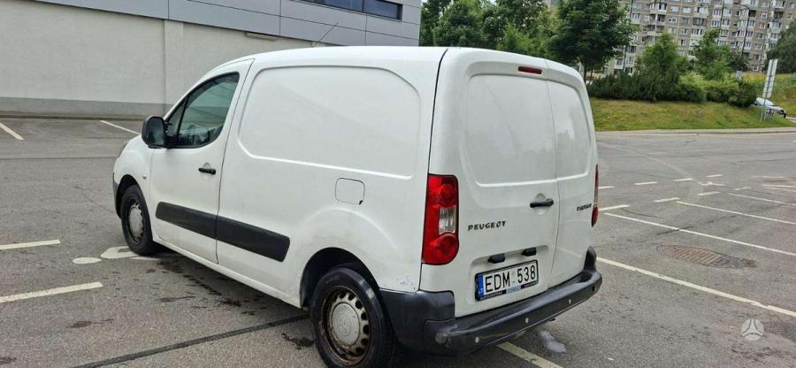 White Peugeot Partner 2009 in Vilnius, with an engine capacity of 1.60 L and mileage of 338 thousand km for 500 €, photo 6 on AUTOMOTO.COM.LV