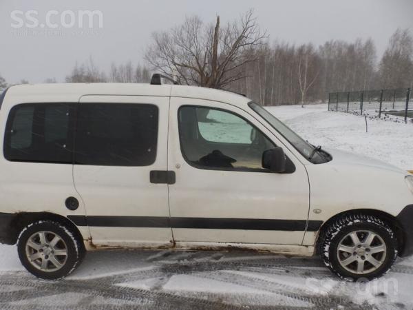 White Peugeot Partner 2010 in Riga, with an engine capacity of 1.40 L and mileage of 310 thousand km for 600 €, photo 5 on AUTOMOTO.COM.LV