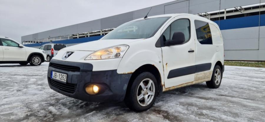 White Peugeot Partner 2010 in Riga, with an engine capacity of 1.60 L and mileage of 243 thousand km for 1950 €, photo 1 on AUTOMOTO.COM.LV