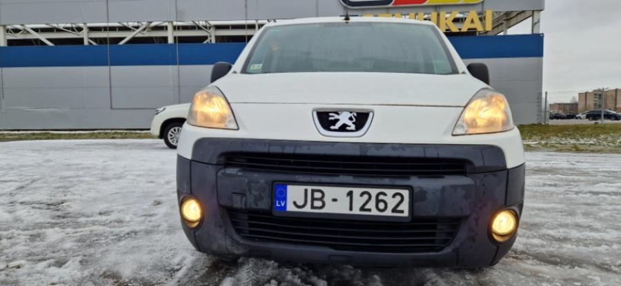 White Peugeot Partner 2010 in Riga, with an engine capacity of 1.60 L and mileage of 243 thousand km for 1950 €, photo 17 on AUTOMOTO.COM.LV