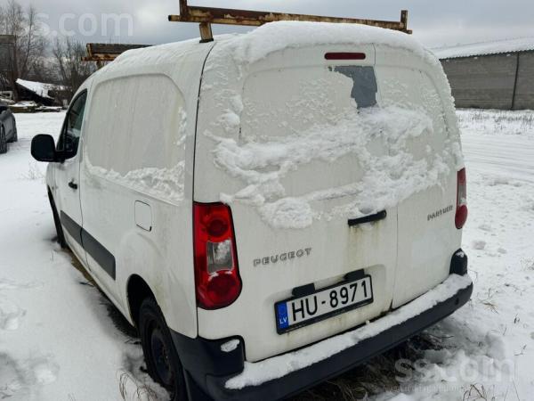 White Peugeot Partner 2011 in Riga, with an engine capacity of 1.50 L and mileage of 299 thousand km for 450 €, photo 5 on AUTOMOTO.COM.LV