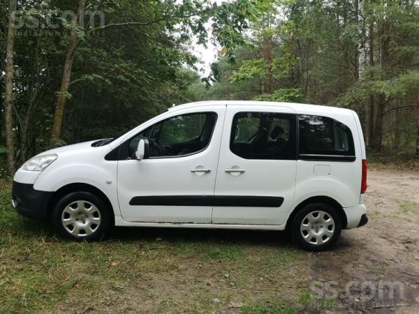 Peugeot Partner 2011 Rīga vietnē Balts Peugeot Partner 2011 Rīga, ar dzinēja tilpumu 1.60 L un nobraukumu 190 tūkst. km par 3600 €, foto 1 vietnē AUTOMOTO.COM.LV