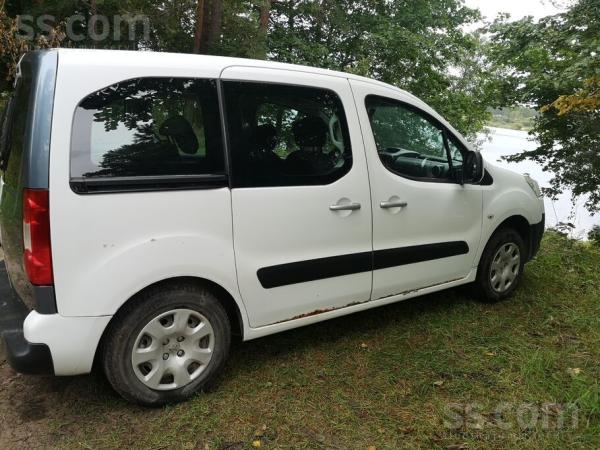 Peugeot Partner 2011 Rīga vietnē Balts Peugeot Partner 2011 Rīga, ar dzinēja tilpumu 1.60 L un nobraukumu 190 tūkst. km par 3600 €, foto 5 vietnē AUTOMOTO.COM.LV