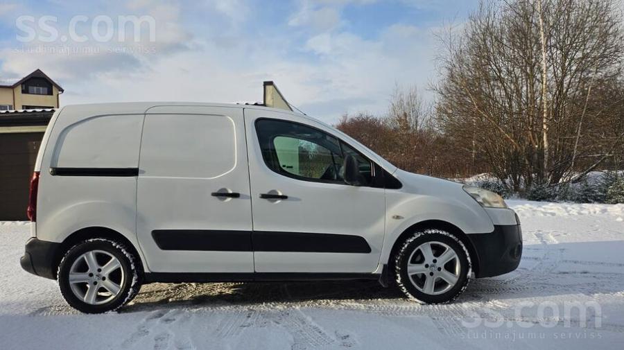 White Peugeot Partner 2012 in Riga, with an engine capacity of 1.60 L and mileage of 187 thousand km for 3600 €, photo 2 on AUTOMOTO.COM.LV