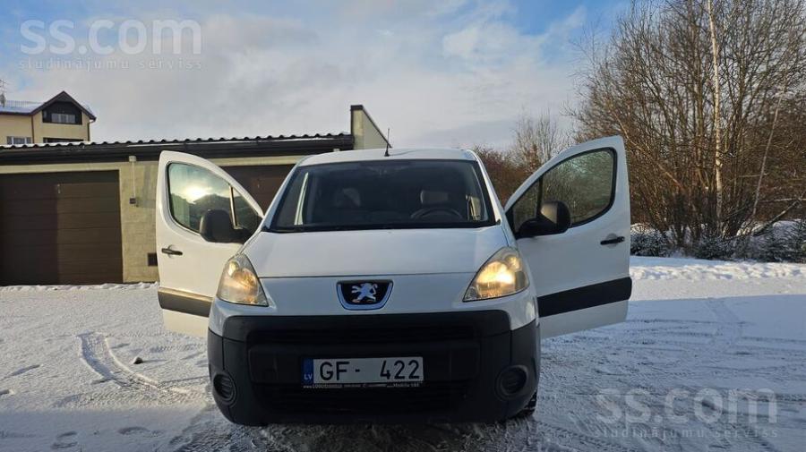 White Peugeot Partner 2012 in Riga, with an engine capacity of 1.60 L and mileage of 187 thousand km for 3600 €, photo 12 on AUTOMOTO.COM.LV