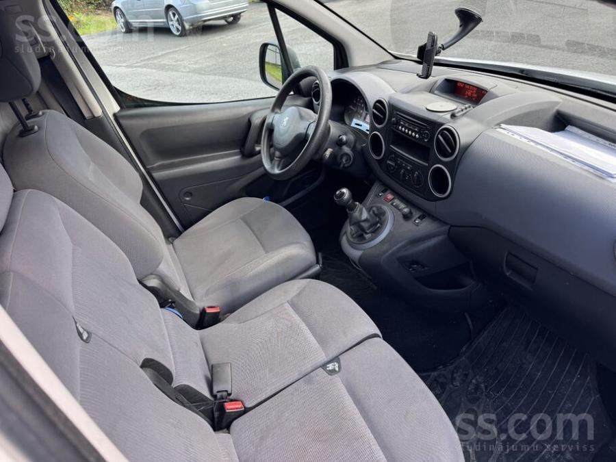 Balts Peugeot Partner 2013 Rīga, ar dzinēja tilpumu 1.60 L un nobraukumu 221 tūkst. km par 2500 €, foto 6 vietnē AUTOMOTO.COM.LV