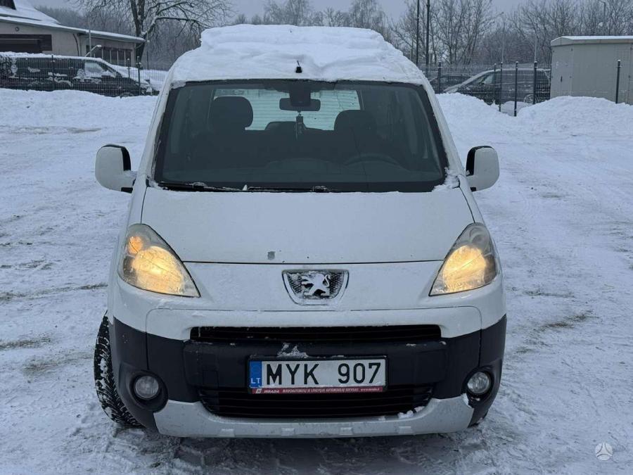 White Peugeot Partner 2015 in Kaunas, with an engine capacity of 1.56 L and mileage of 250 thousand km for 3300 €, photo 1 on AUTOMOTO.COM.LV