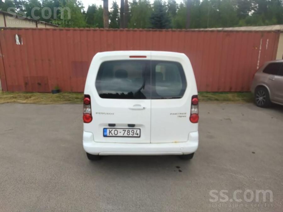 White Peugeot Partner 2017 in Riga, with an engine capacity of 1.60 L and mileage of 272 thousand km for 3250 €, photo 2 on AUTOMOTO.COM.LV