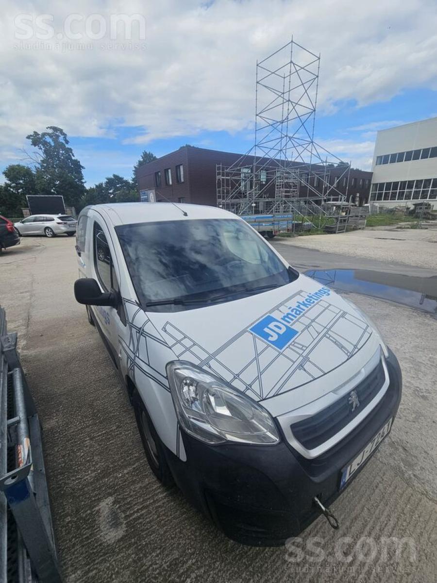 Balts Peugeot Partner 2018 Rīga, ar dzinēja tilpumu 1.60 L un nobraukumu 160 tūkst. km par 1500 €, foto 3 vietnē AUTOMOTO.COM.LV