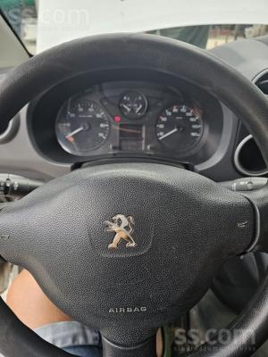 Balts Peugeot Partner 2018 Rīga, ar dzinēja tilpumu 1.60 L un nobraukumu 160 tūkst. km par 1500 €, foto 9 vietnē AUTOMOTO.COM.LV