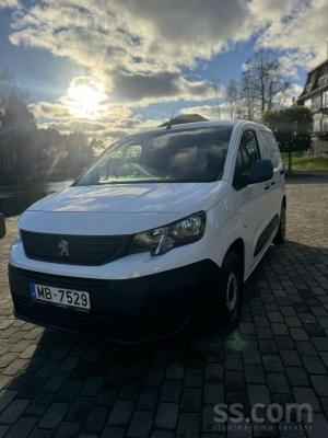 White Peugeot Partner 2019 in Riga, with an engine capacity of 1.50 L and mileage of 170 thousand km for 5200 €, photo 1 on AUTOMOTO.COM.LV