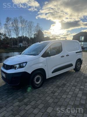 White Peugeot Partner 2019 in Riga, with an engine capacity of 1.50 L and mileage of 170 thousand km for 5200 €, photo 3 on AUTOMOTO.COM.LV
