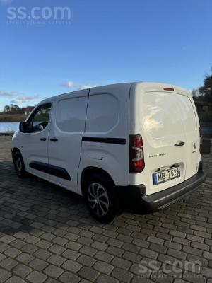 White Peugeot Partner 2019 in Riga, with an engine capacity of 1.50 L and mileage of 170 thousand km for 5200 €, photo 4 on AUTOMOTO.COM.LV
