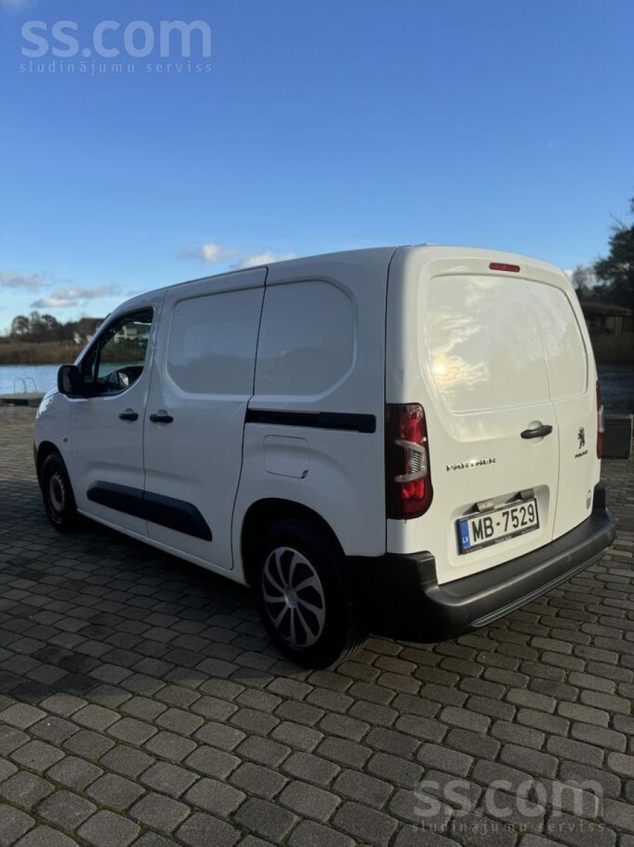 White Peugeot Partner 2019 in Riga, with an engine capacity of 1.50 L and mileage of 170 thousand km for 5200 €, photo 4 on AUTOMOTO.COM.LV