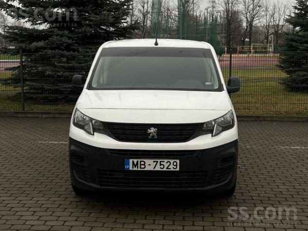 White Peugeot Partner 2019 in Riga, with an engine capacity of 1.50 L and mileage of 195 thousand km for 6900 €, photo 2 on AUTOMOTO.COM.LV