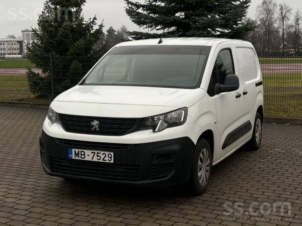 White Peugeot Partner 2019 in Riga, with an engine capacity of 1.50 L and mileage of 195 thousand km for 6900 €, photo 3 on AUTOMOTO.COM.LV