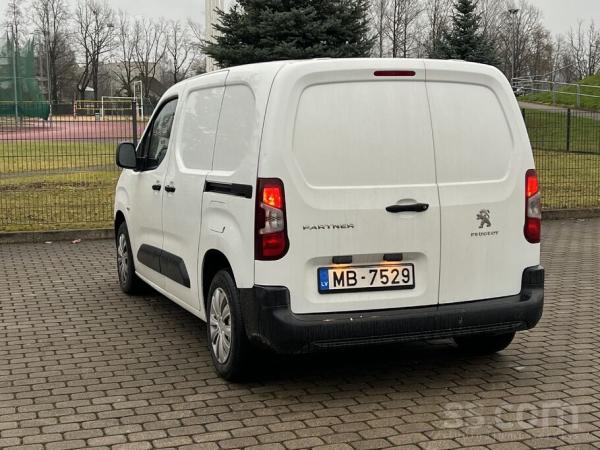 White Peugeot Partner 2019 in Riga, with an engine capacity of 1.50 L and mileage of 195 thousand km for 6900 €, photo 4 on AUTOMOTO.COM.LV
