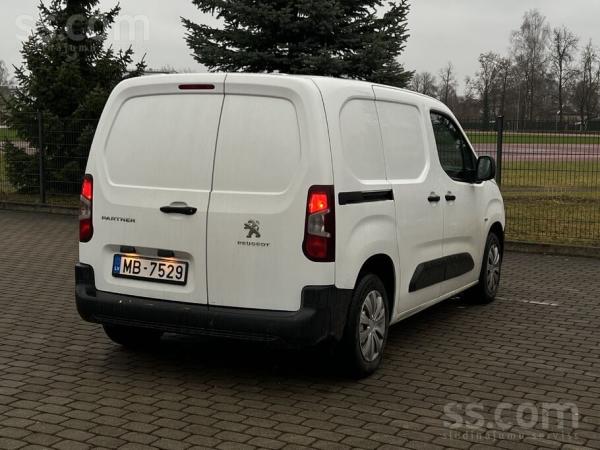 White Peugeot Partner 2019 in Riga, with an engine capacity of 1.50 L and mileage of 195 thousand km for 6900 €, photo 5 on AUTOMOTO.COM.LV