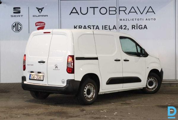 White Peugeot Partner 2019 in Riga, with an engine capacity of 1.60 L and mileage of 69 thousand km for 8800 €, photo 2 on AUTOMOTO.COM.LV