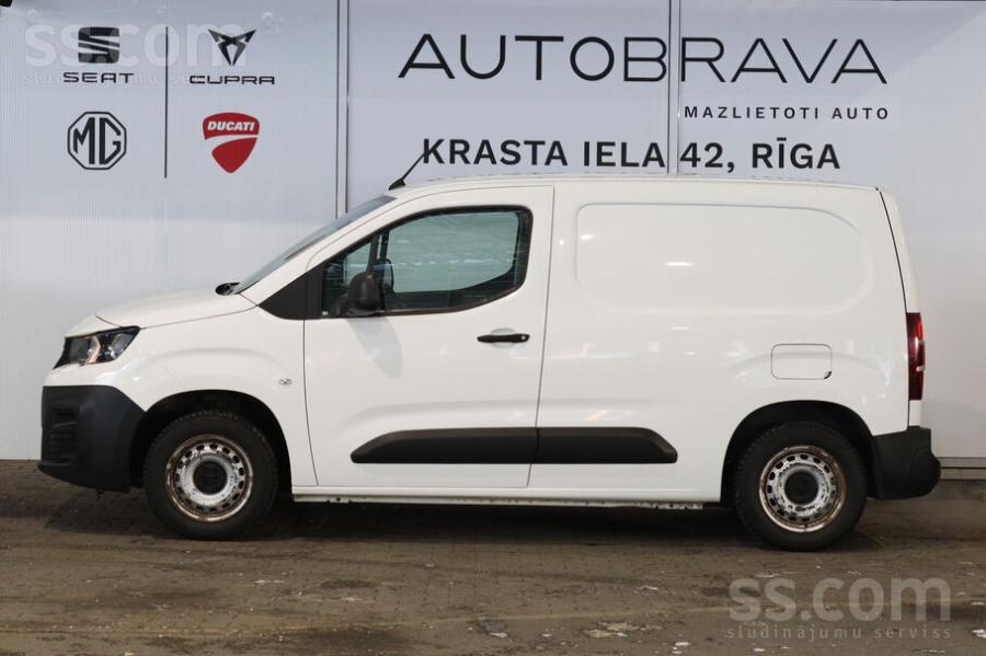 White Peugeot Partner 2019 in Riga, with an engine capacity of 1.60 L and mileage of 69 thousand km for 8800 €, photo 4 on AUTOMOTO.COM.LV