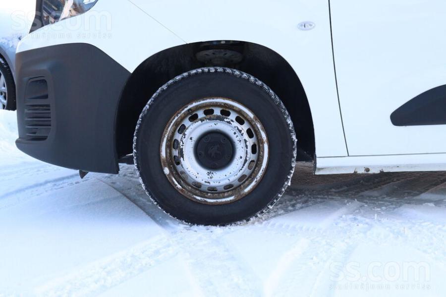 White Peugeot Partner 2019 in Riga, with an engine capacity of 1.60 L and mileage of 69 thousand km for 8800 €, photo 26 on AUTOMOTO.COM.LV