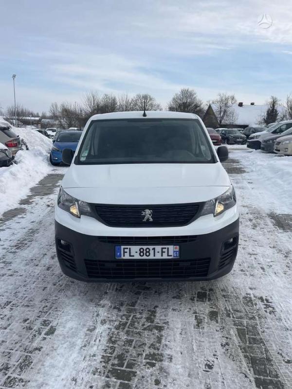 White Peugeot Partner 2019 in Taurage, with an engine capacity of 1.50 L and mileage of 206 thousand km for 6400 €, photo 3 on AUTOMOTO.COM.LV