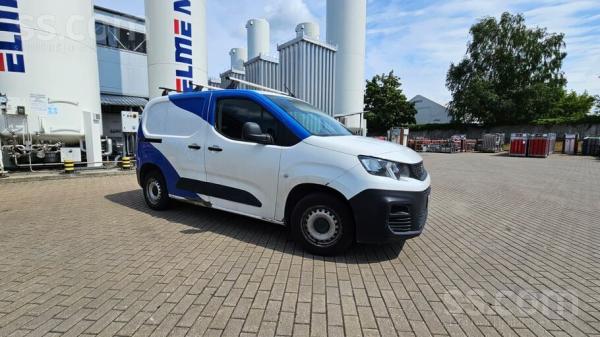 White Peugeot Partner 2019 in Riga, with an engine capacity of 1.60 L and mileage of 307 thousand km for 4850 €, photo 2 on AUTOMOTO.COM.LV