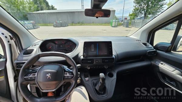 White Peugeot Partner 2019 in Riga, with an engine capacity of 1.60 L and mileage of 307 thousand km for 4850 €, photo 8 on AUTOMOTO.COM.LV