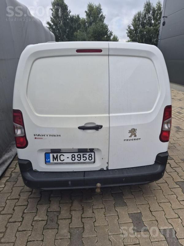 White Peugeot Partner 2019 in Riga, with an engine capacity of 1.60 L and mileage of 290 thousand km for 5600 €, photo 4 on AUTOMOTO.COM.LV