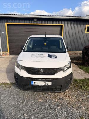 Balts Peugeot Partner 2019 Rīga, ar dzinēja tilpumu 1.60 L un nobraukumu 190 tūkst. km par 6200 €, foto  vietnē AUTOMOTO.COM.LV