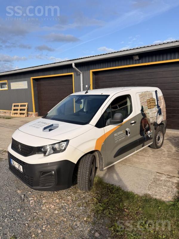 White Peugeot Partner 2019 in Riga, with an engine capacity of 1.60 L and mileage of 190 thousand km for 6200 €, photo 3 on AUTOMOTO.COM.LV